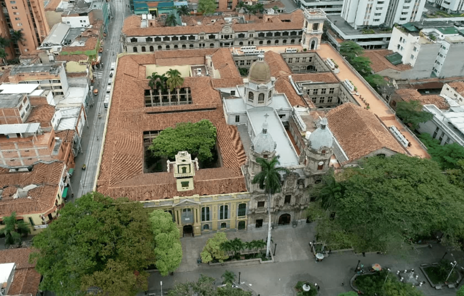 ¿Por qué visitar la Plazuela de San Ignacio, una joya en el centro de ...