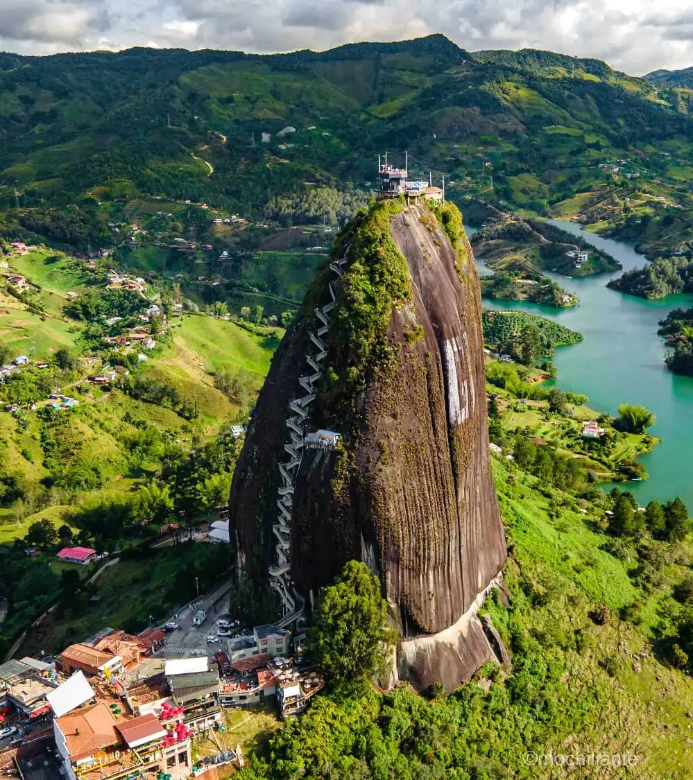 Descubre la Piedra del Peñol: Un Destino Imperdible en Colombia