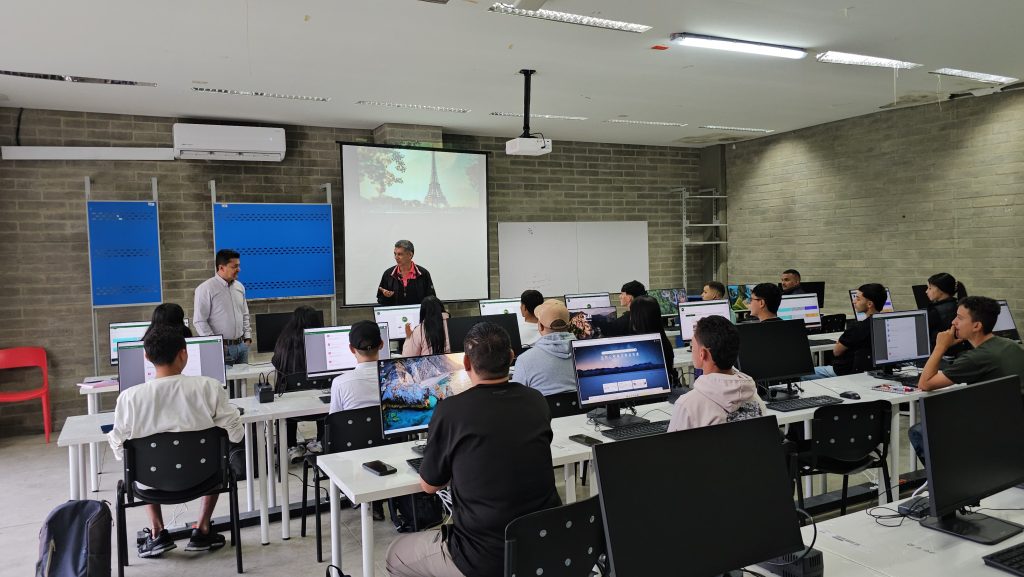 Anorí inaugura sala de sistemas para impulsar la educación digital