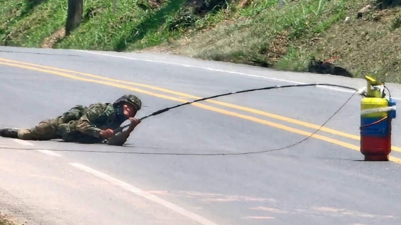 Soldado retiró cilindro en la vía Panamericana
